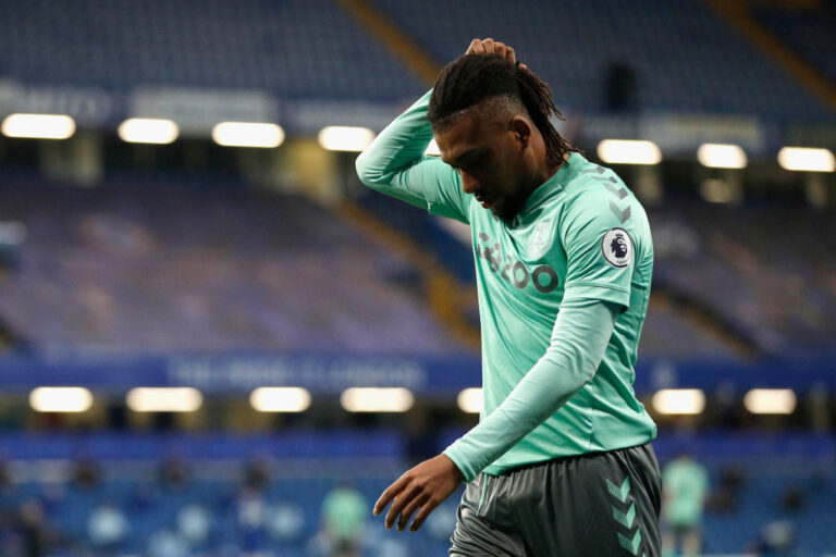 Según Okocha, el Arsenal "obligó" a Iwobi a fichar por el Everton